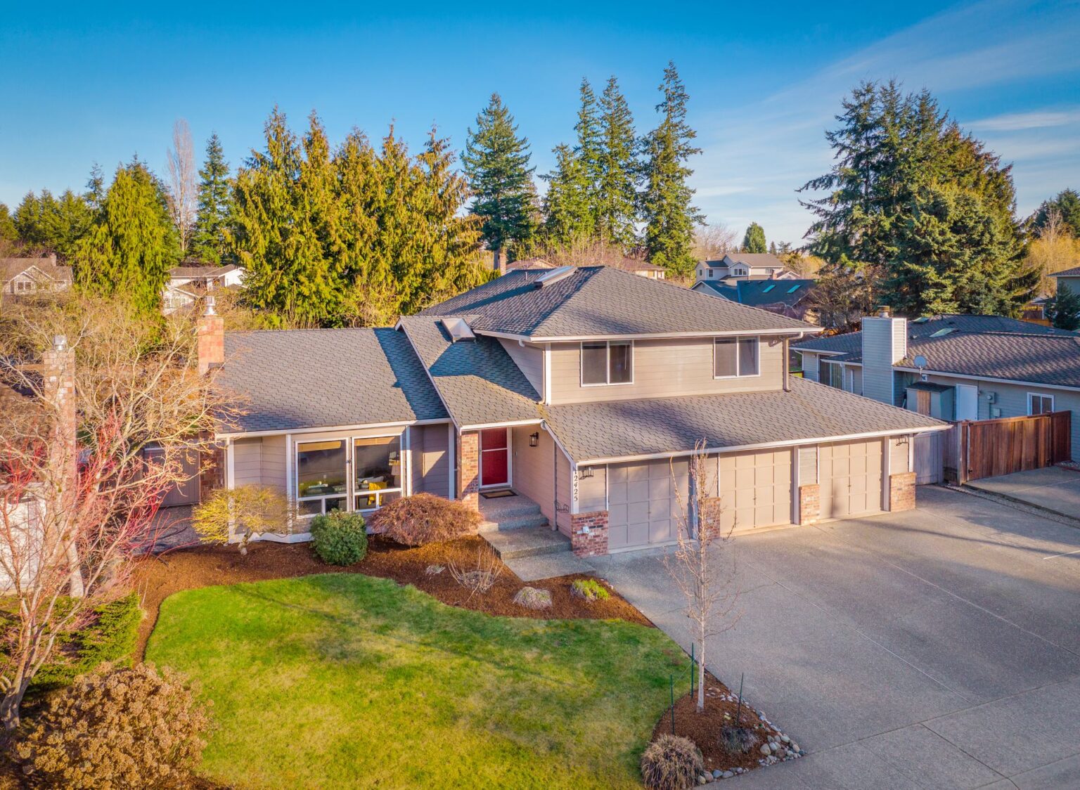 Lamb & Co. with HGTV's Lyndsay Lamb and Leslie Davis